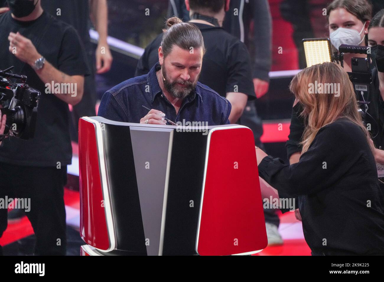 Berlin, Germany. 28th Sep, 2022. Rea Garvey (l) makes up Thore ...