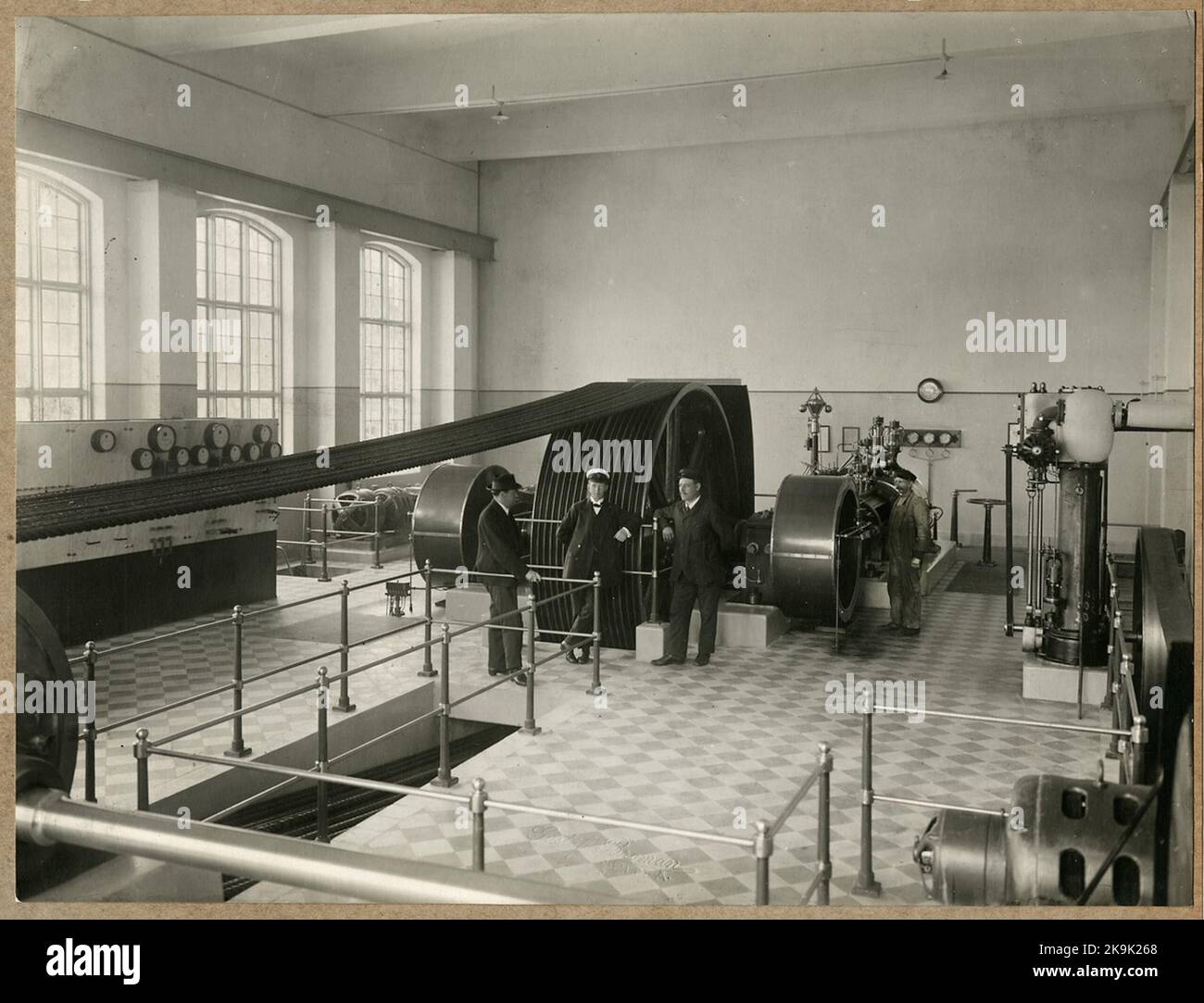 Machinehall with a steam engine where the power transmission takes ...