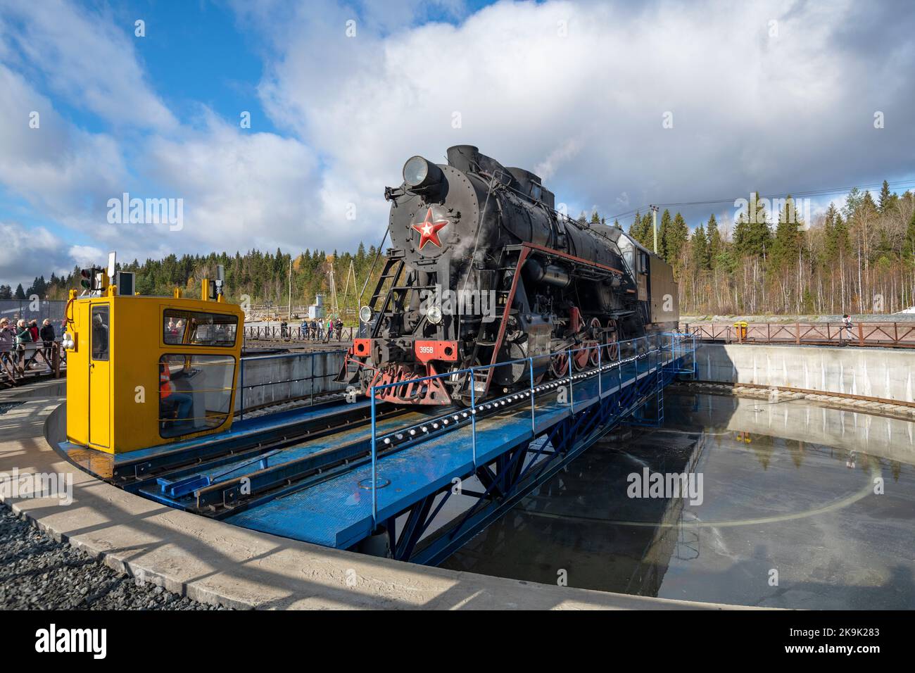 RUSKEALA, RUSSIA - OCTOBER 09, 2022: L-3958 steam locomotive turns ...