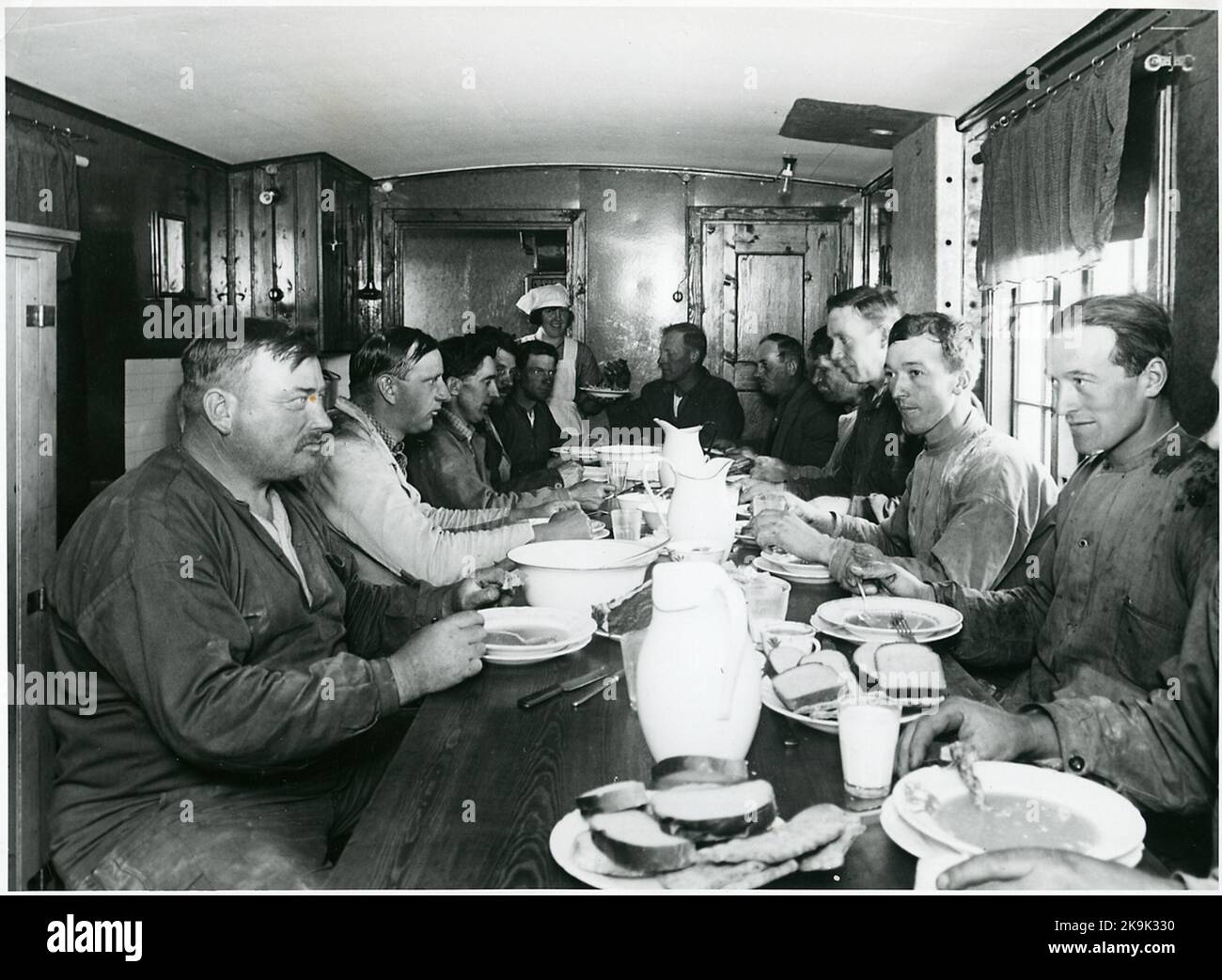 Dinner break for the workers in the kitchen cart Stock Photo - Alamy