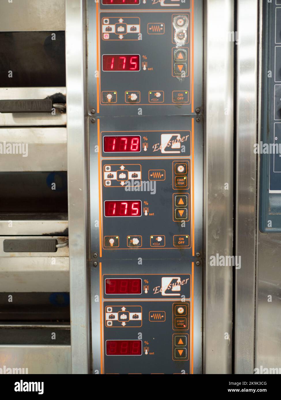oven in bajery kitchen ready to bake Stock Photo - Alamy