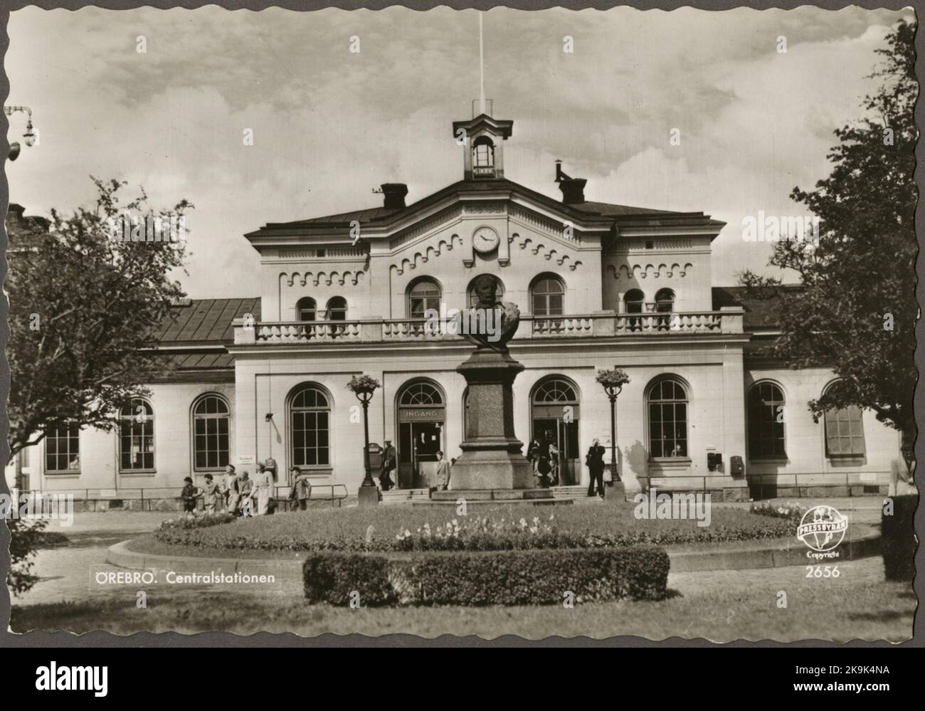 Central station in Örebro. In front of the station house stands a bust ...