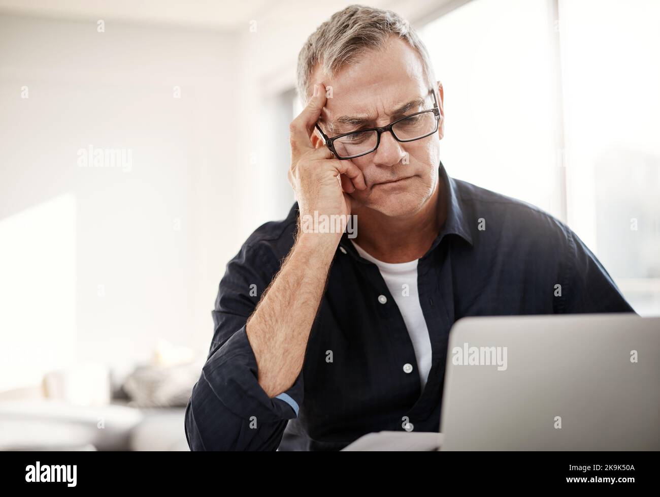 Man stressed looking at laptop hi-res stock photography and images - Alamy