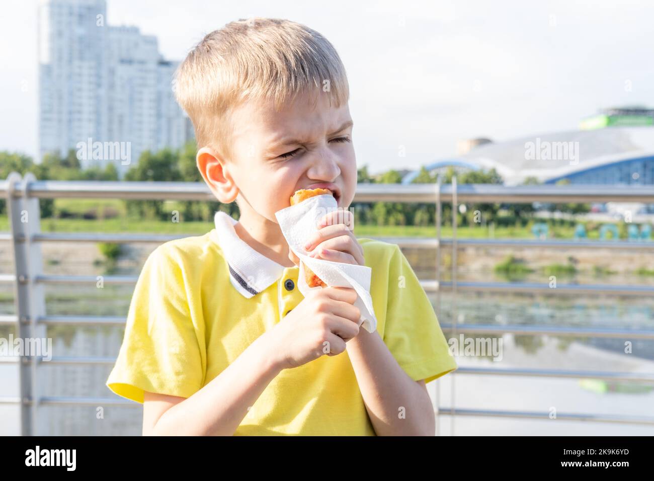 Child eating in fast food hi-res stock photography and images - Alamy