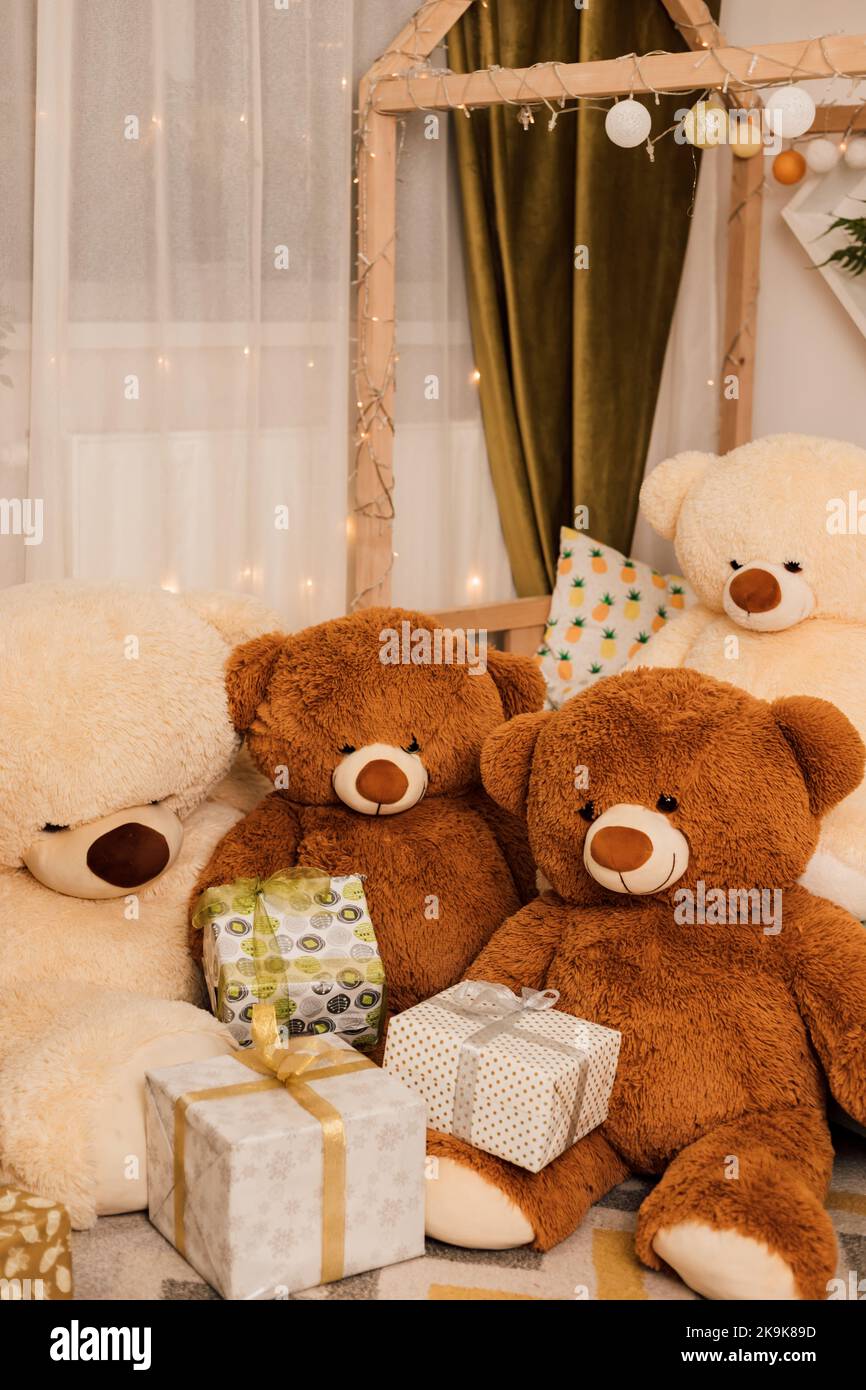 Teddy bears in the children's room with gift boxes Stock Photo - Alamy