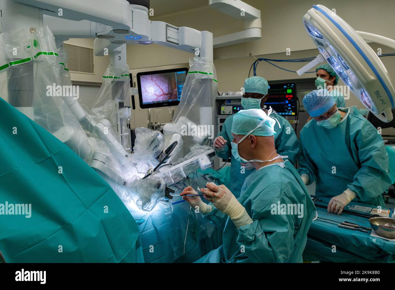 University hospital heart surgery hi-res stock photography and images ...