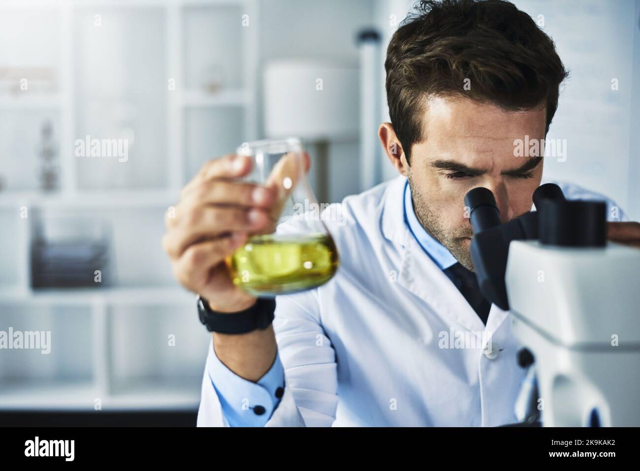 He lets no detail escape the eye. a scientist conducting an experiment in a lab Stock Photo - Alamy