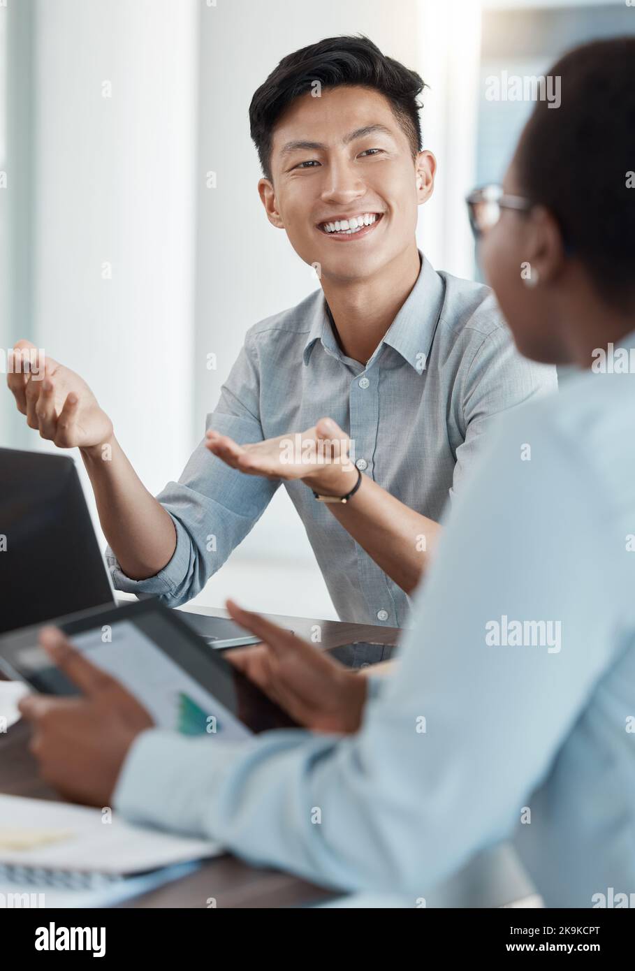 People talking with hand gesture hi-res stock photography and images ...
