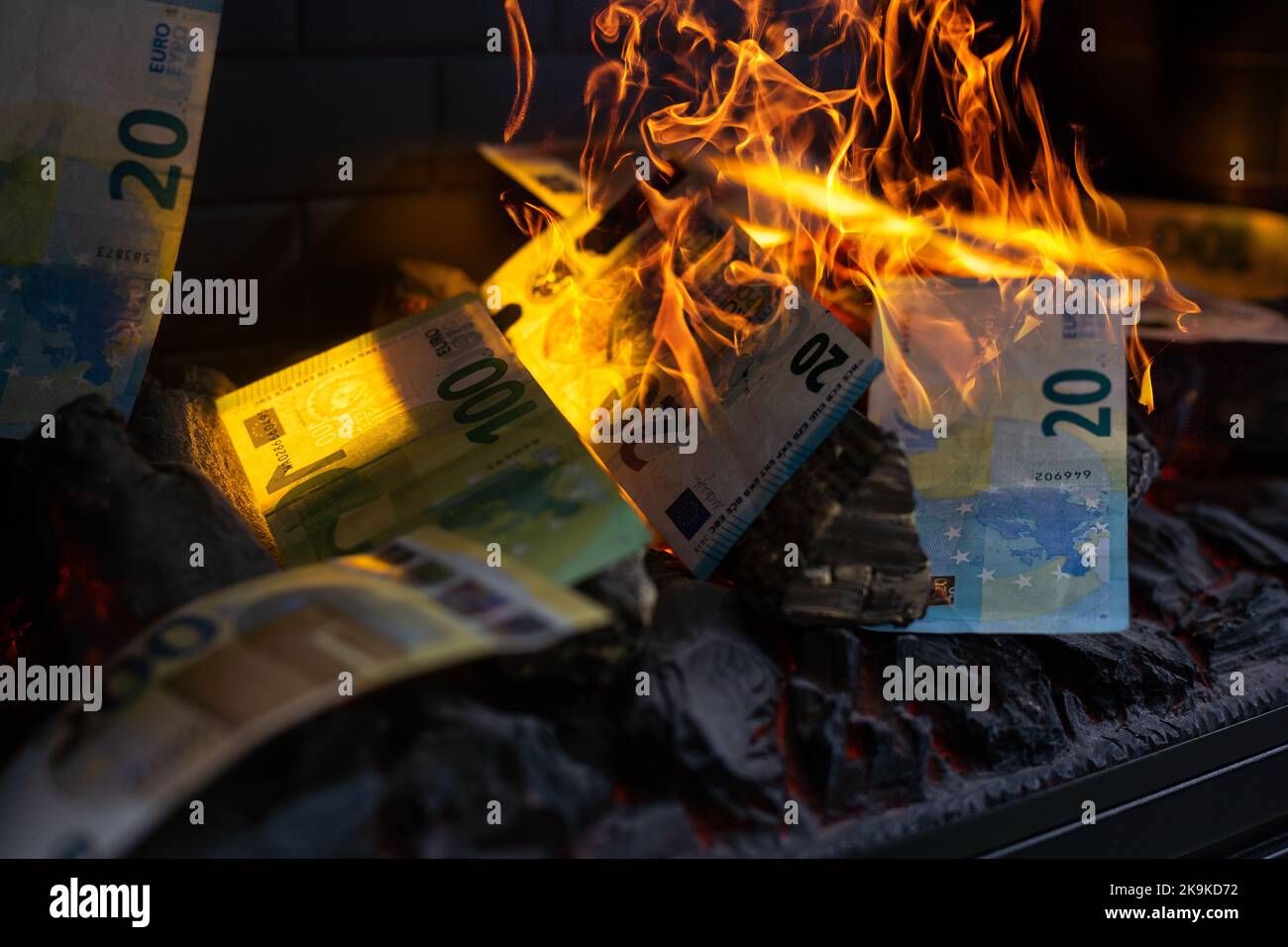 Money burns. Euro banknotes burning in flames Stock Photo - Alamy