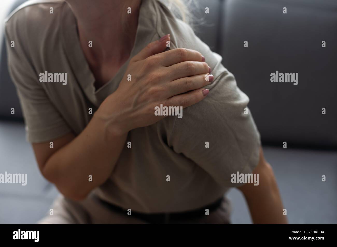 Woman's hand on her neck isolated on white background : Medical concept ...