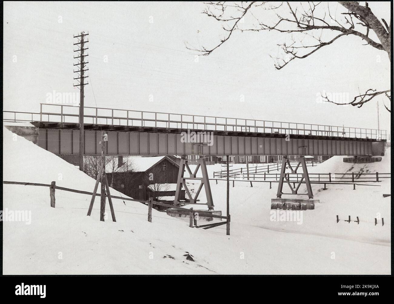 Railway bridge over Hebyån. The road behind the right bridge brackets ...