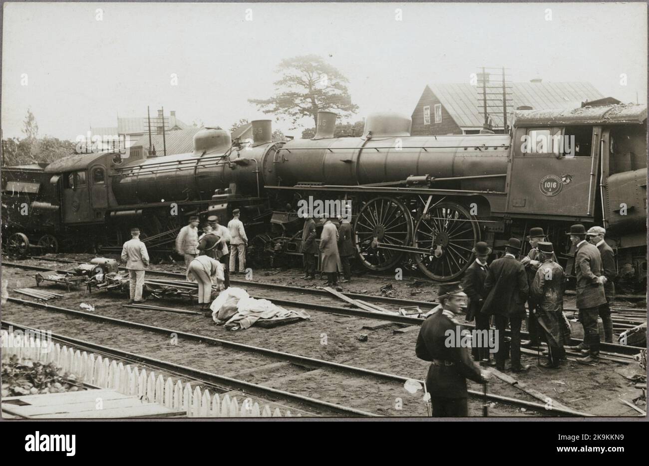 The State Railways, SJ A 1016, SJ B 1035 collided at Malmslätt station ...