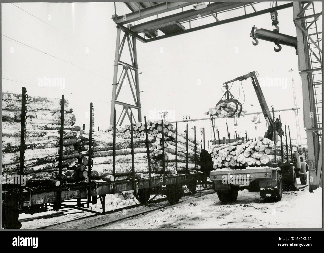 Gustavsson's Åkeri in Ramsberg loads pulpwood from Kloten's area on ...