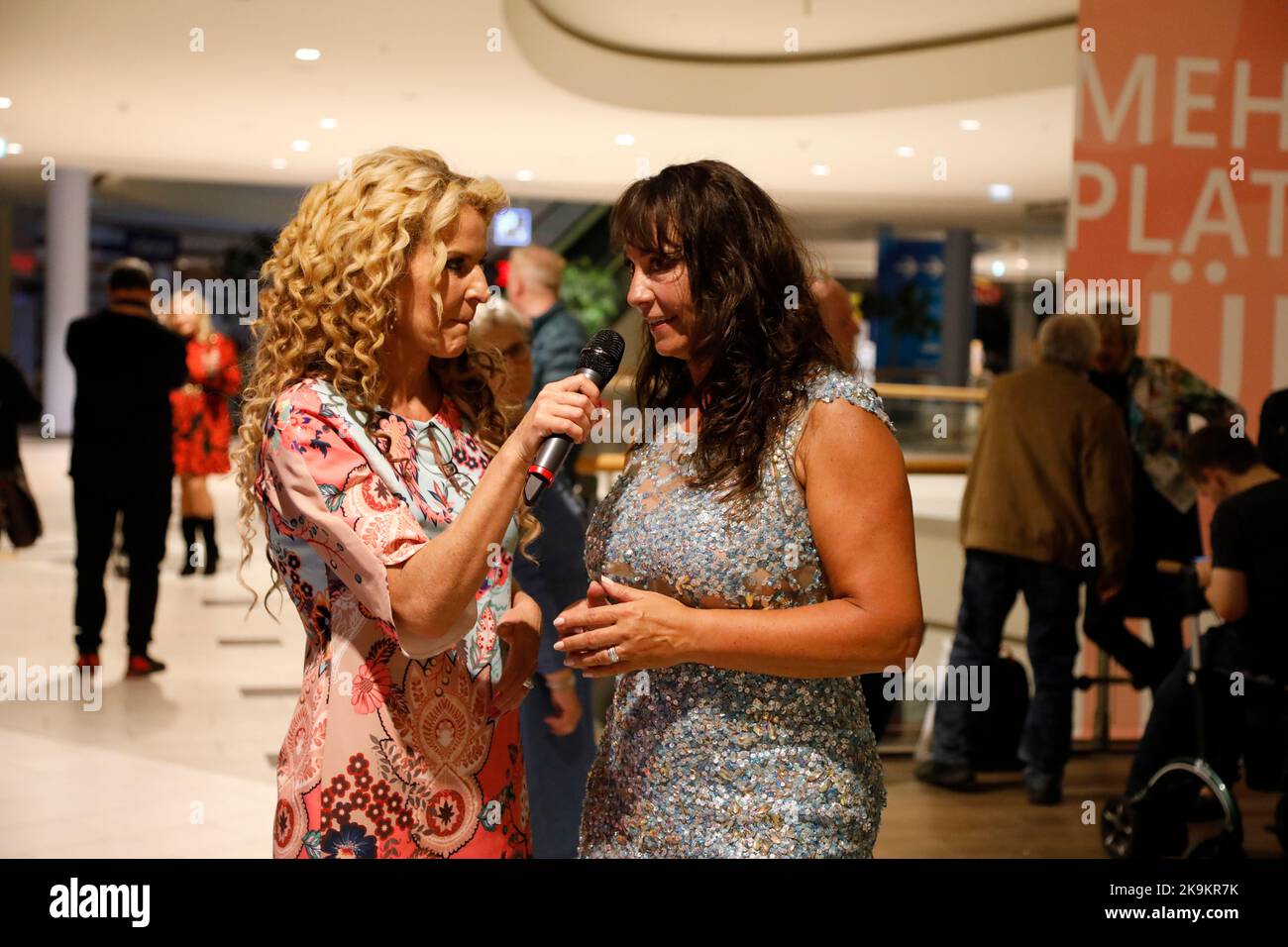 Victoria Herrmann und Mandy Schwarz bei der Liveshow Music-Match im ...