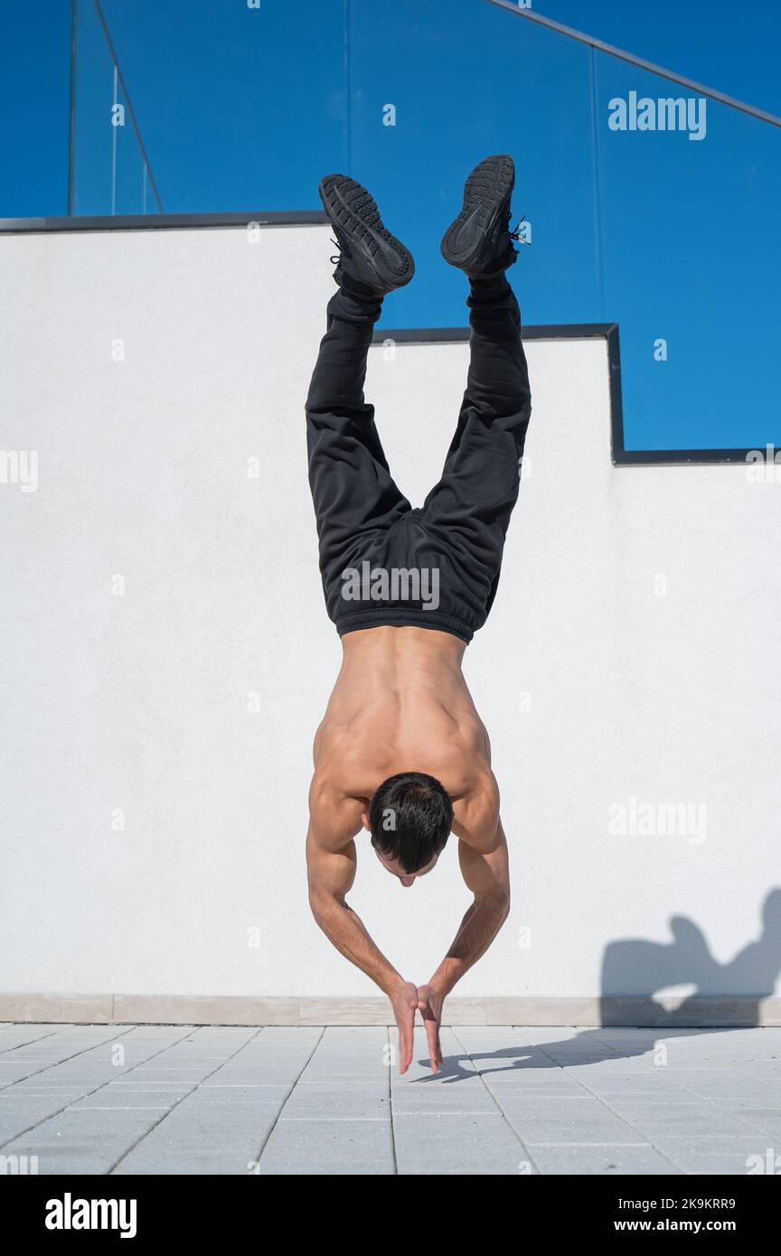 Handstand against wall hi-res stock photography and images - Alamy