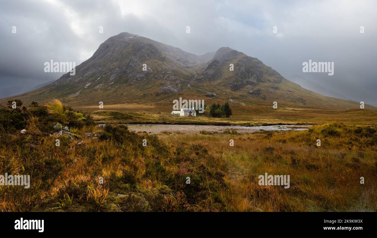 Lagangarbh Hut at the base of Buachaille Etive Mor in autumn - Glen Coe ...