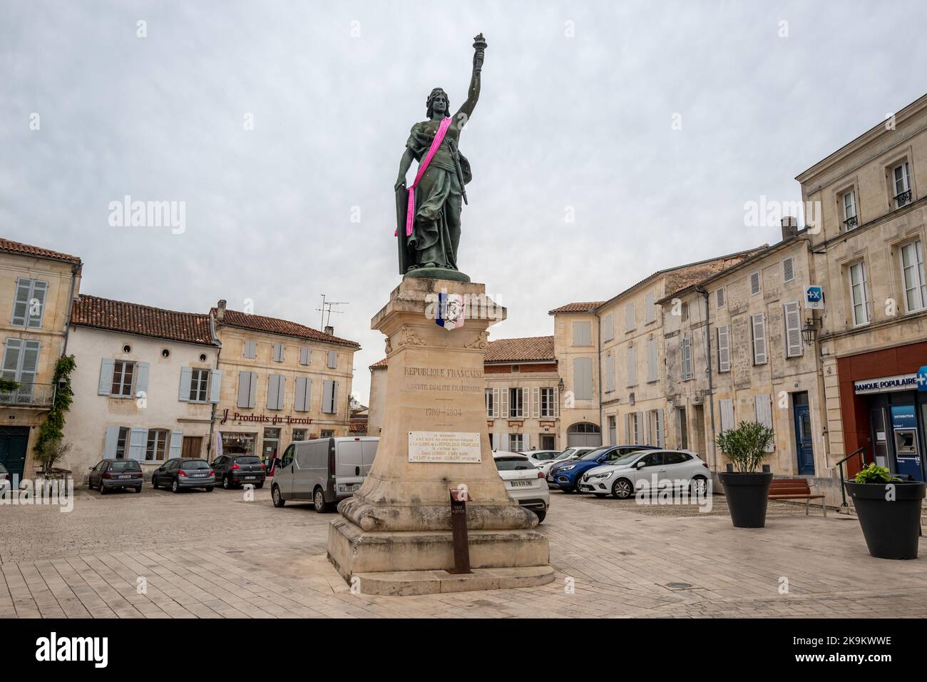 Jonzac, October 21st 2022: Market day in Jonzac Stock Photo - Alamy