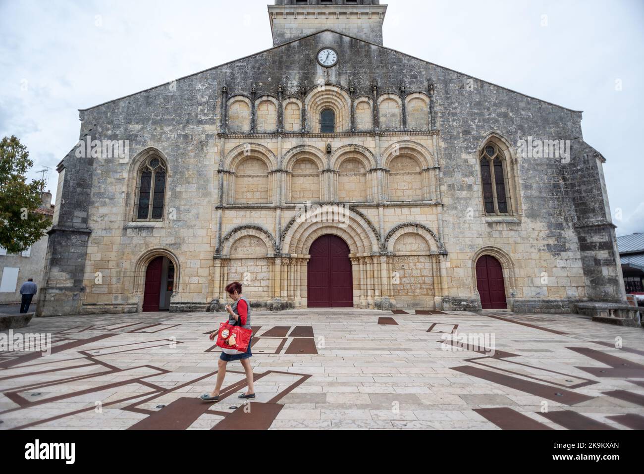 Jonzac, October 21st 2022: Market day in Jonzac Stock Photo - Alamy