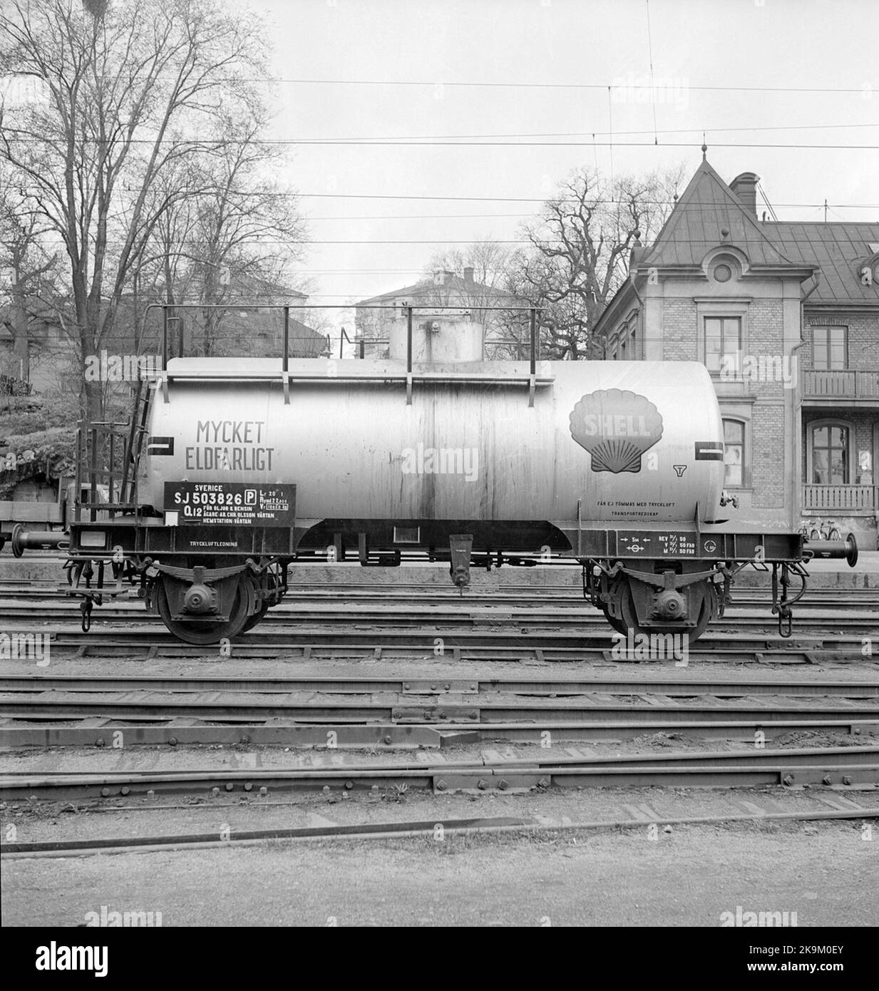 Oil wagon SJ Q12 503826 with the text Shell very flammable Stock Photo ...
