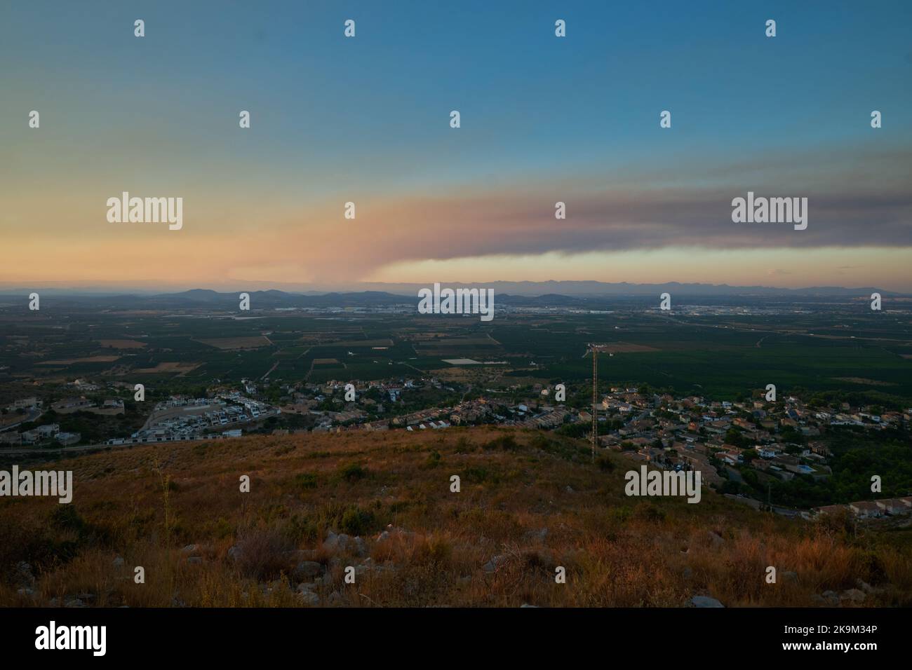 Hill top view below hi-res stock photography and images - Alamy