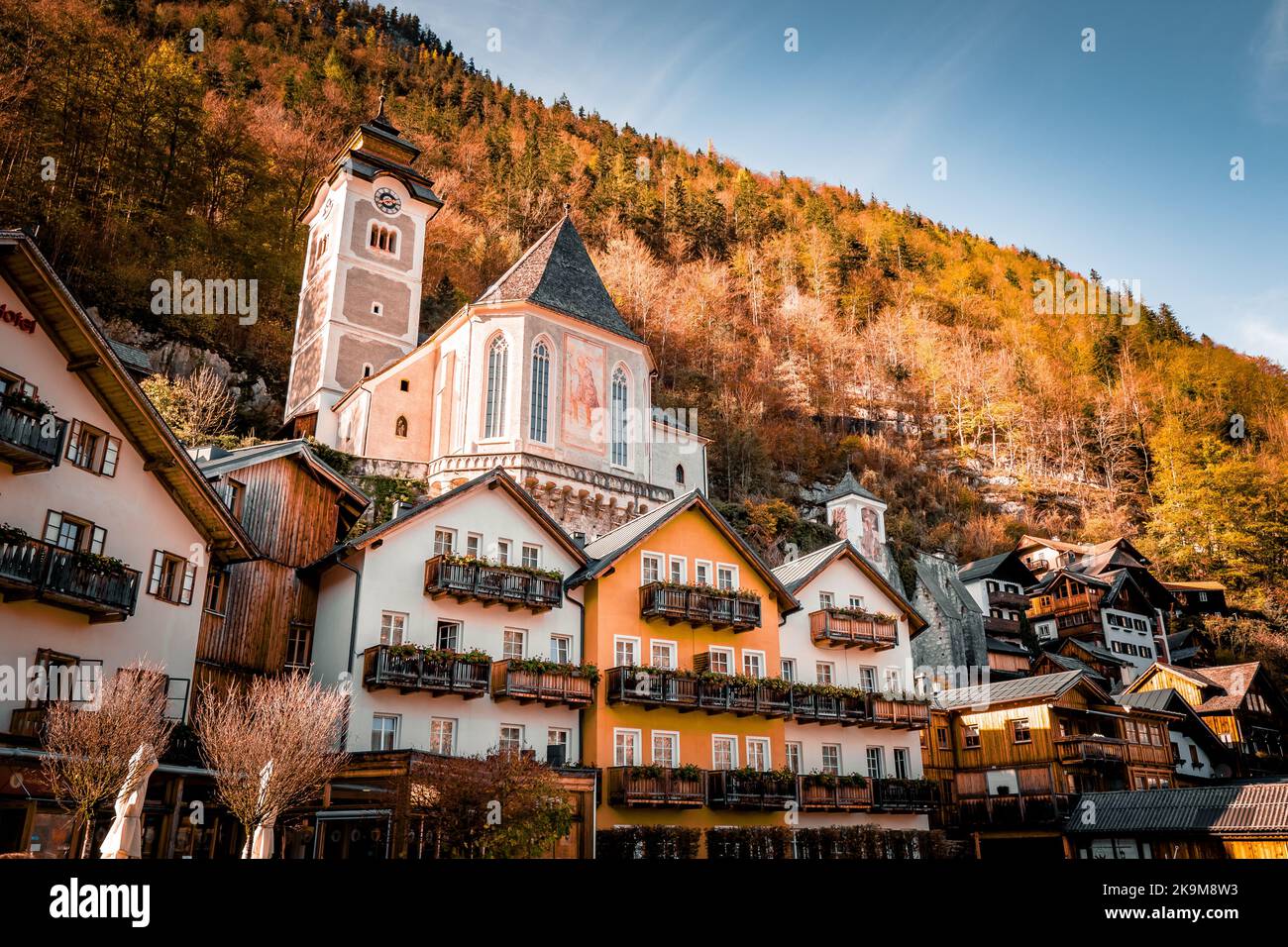 Scenic autumn view of Hallstatt and it's church and waterfront ...
