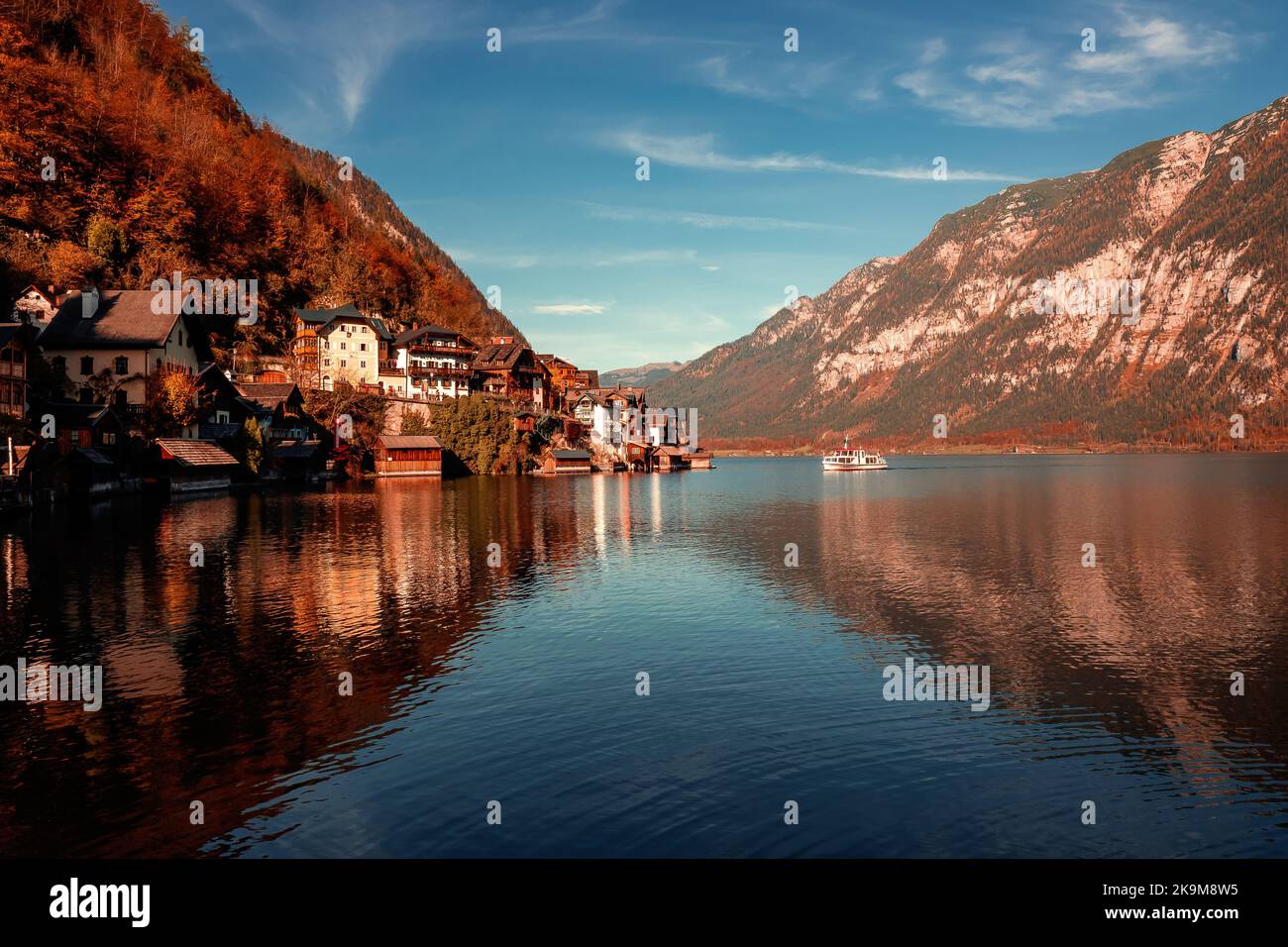 Beautiful autumn view of the Hallstätter See (Lake Hallstatt), in ...