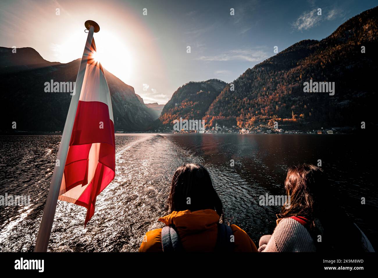 Scenic autumn view of mountain village Hallstatt, Salzkammergut, OÖ ...