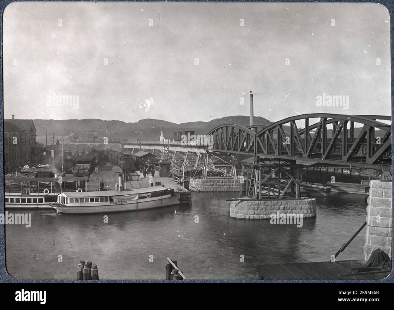 Northern permanent viaduct. To the left station Gothenburg-Tingstad ...