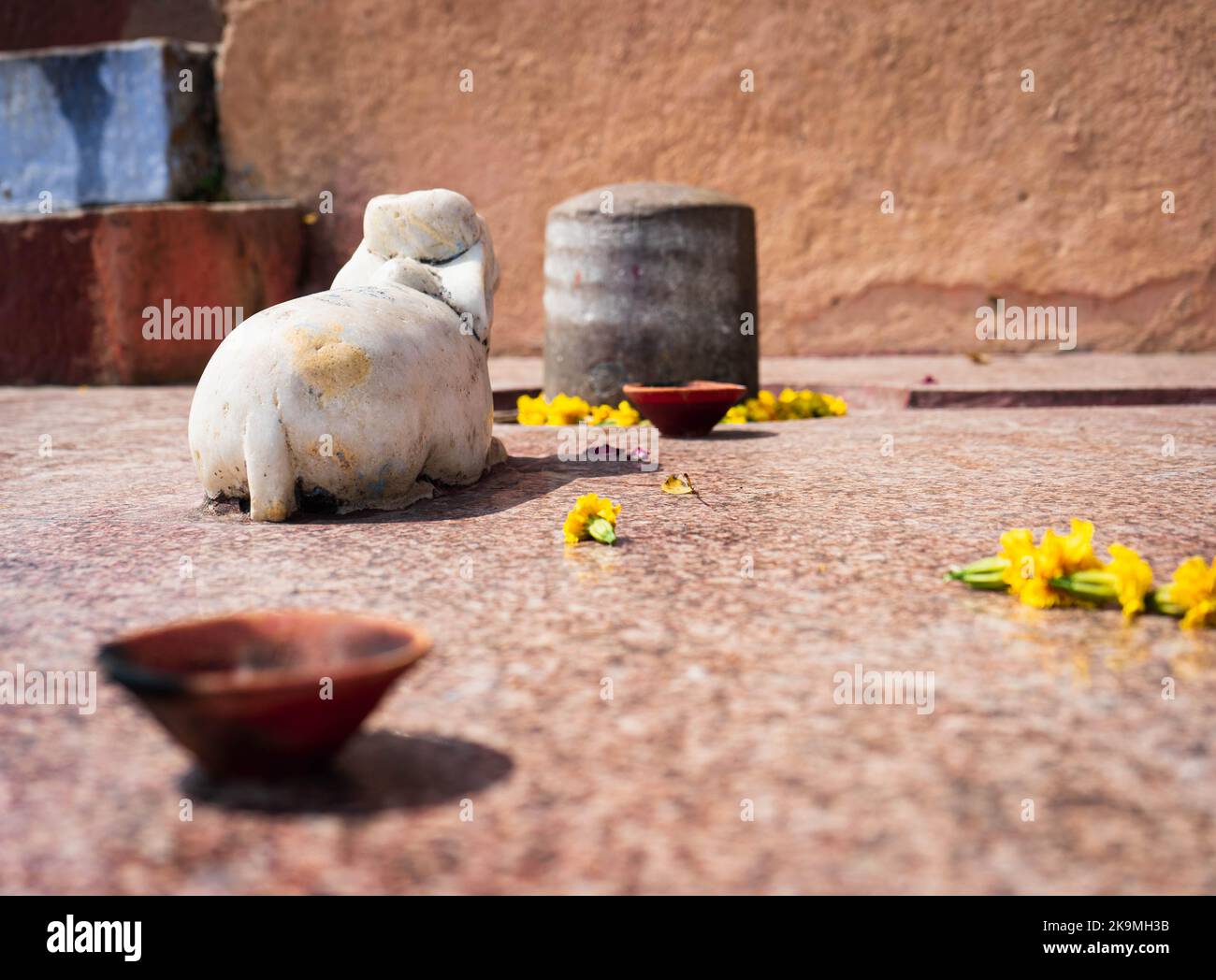 Varanasi shiva linga hi-res stock photography and images - Alamy