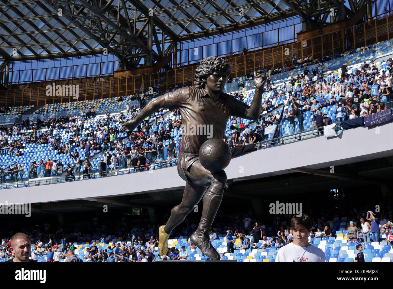 Diego maradona statue hi-res stock photography and images - Alamy