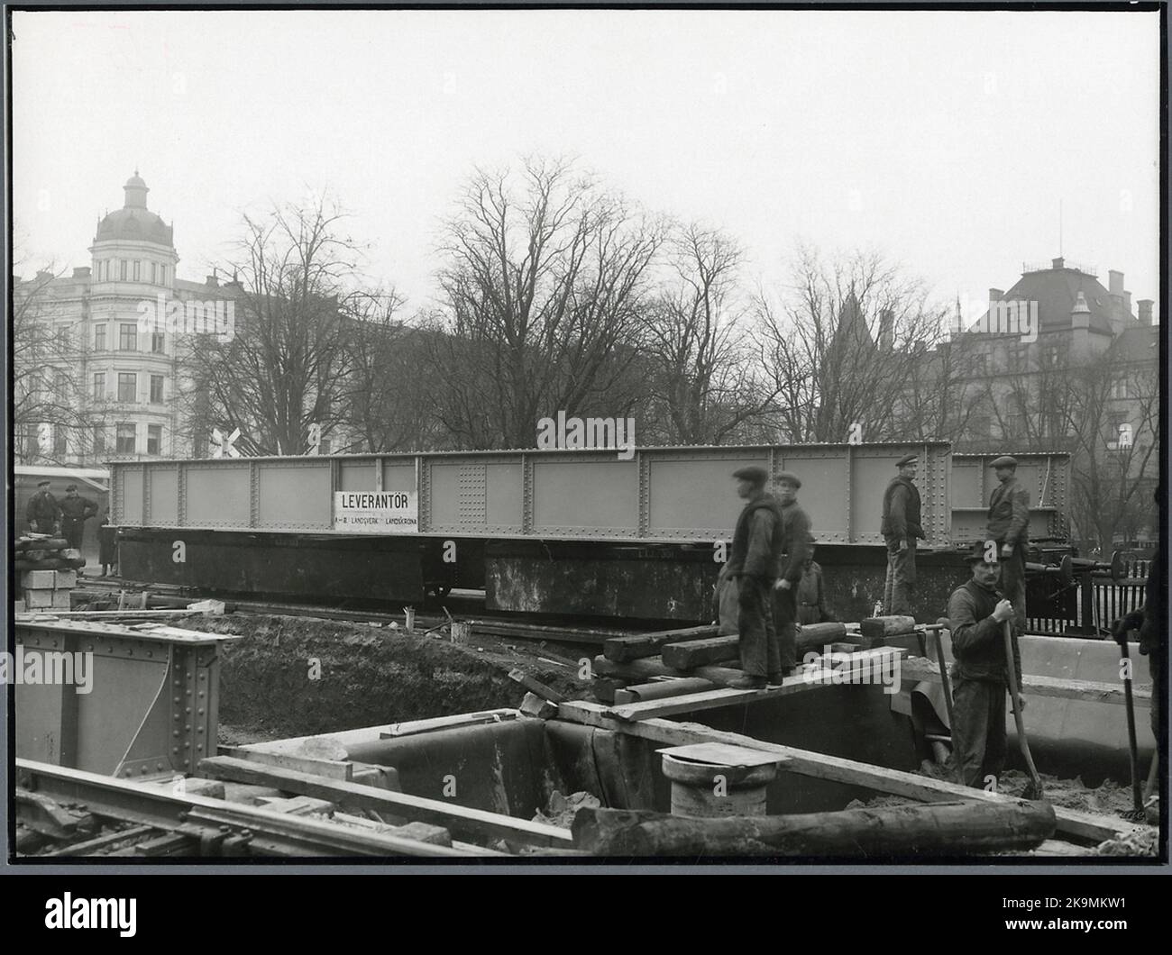 Unloading the bridge for downward tracks during the construction of ...