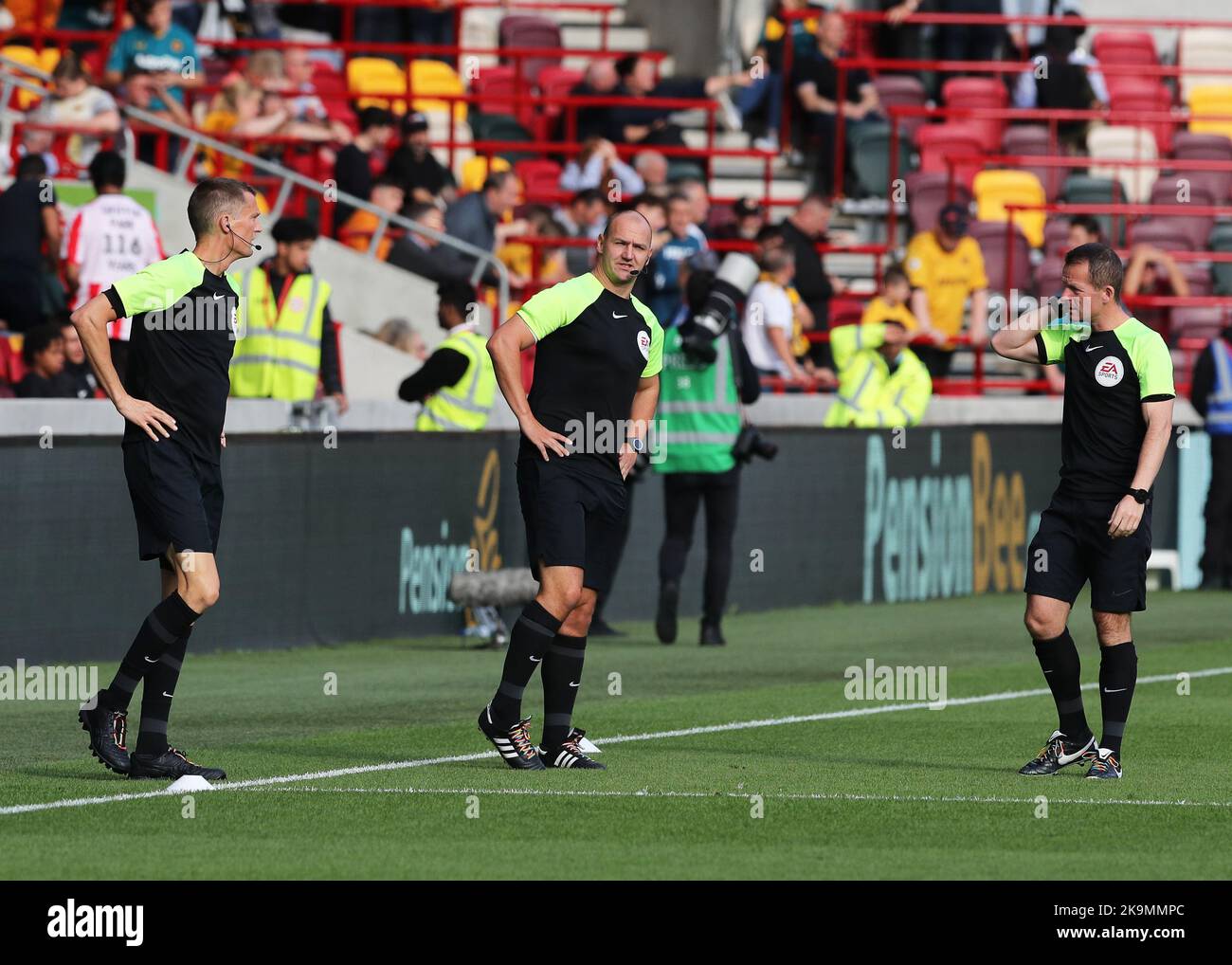 Refereeing a football match hi-res stock photography and images - Alamy