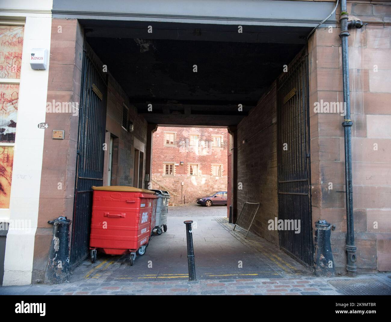 Historic edinburgh close hi-res stock photography and images - Alamy