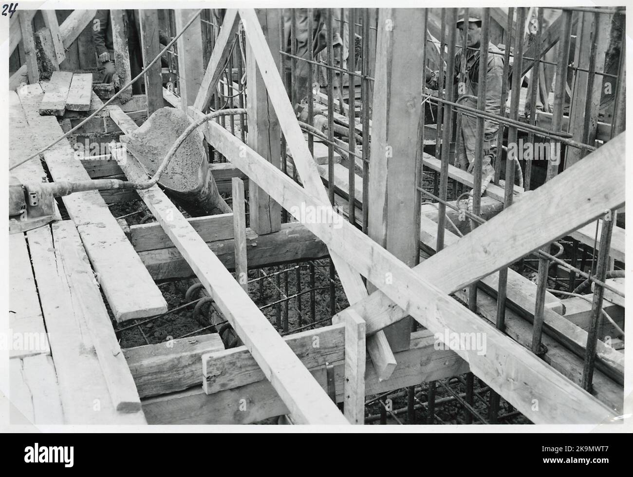 The construction of a new railway vigor across Norrtullsgatan. Casting ...