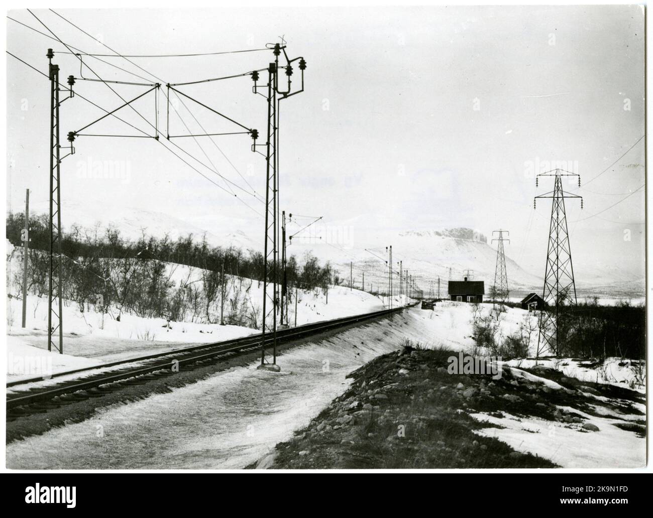 Transfer and contact line with section posts at the national border ...