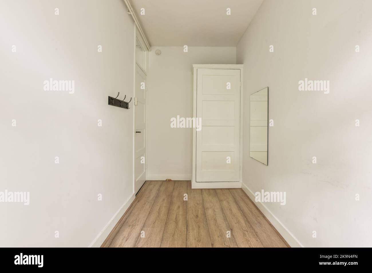 Empty room mirror hi-res stock photography and images - Alamy