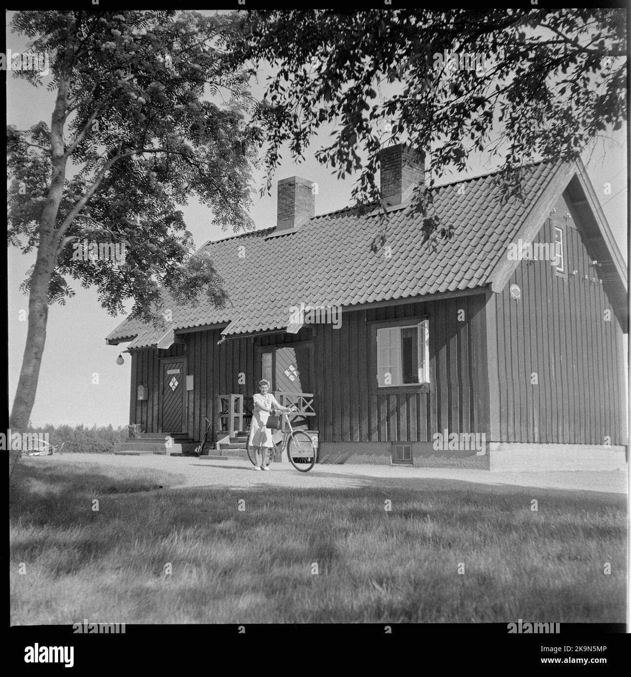 Unknown woman outside hi-res stock photography and images - Alamy