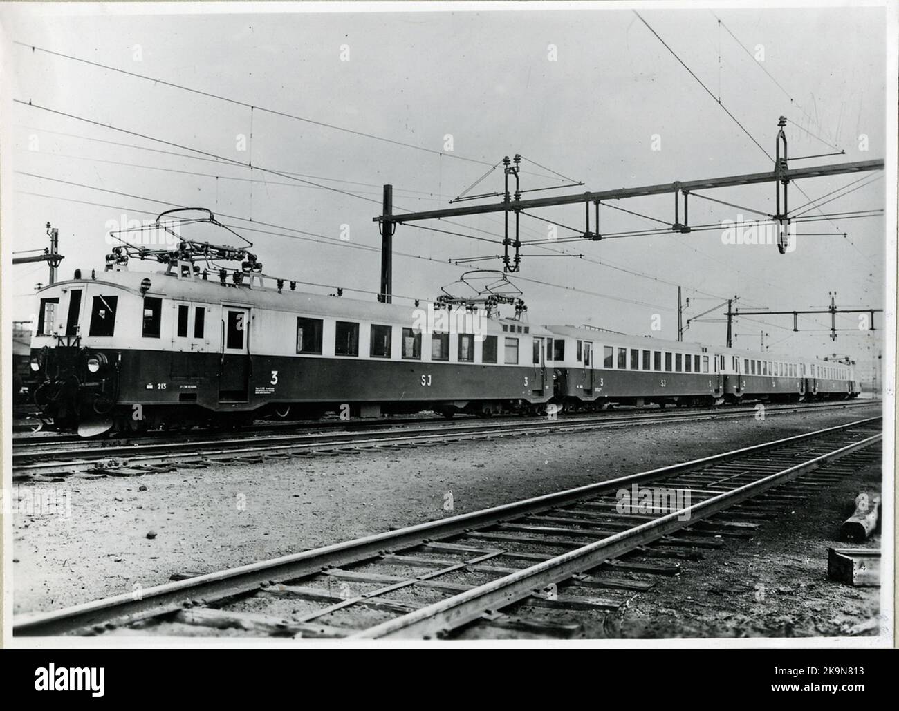 Motor carriage SJ XOA4 213, with connected middle cars and operating ...