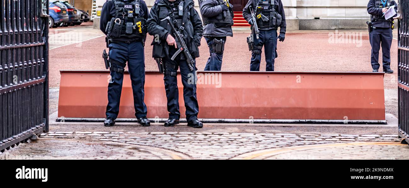 Metropolitan police specialist firearms unit hi-res stock photography ...