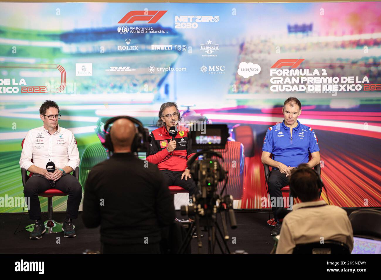(L to R): Andrew Shovlin (GBR) Mercedes AMG F1 Trackside Engineering ...