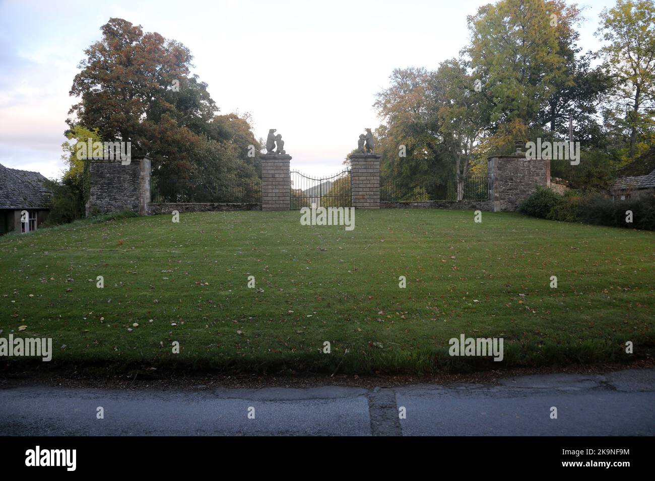 The Bear Gates of Traquair. Traquair House,Scottish Borders, Scotland ...