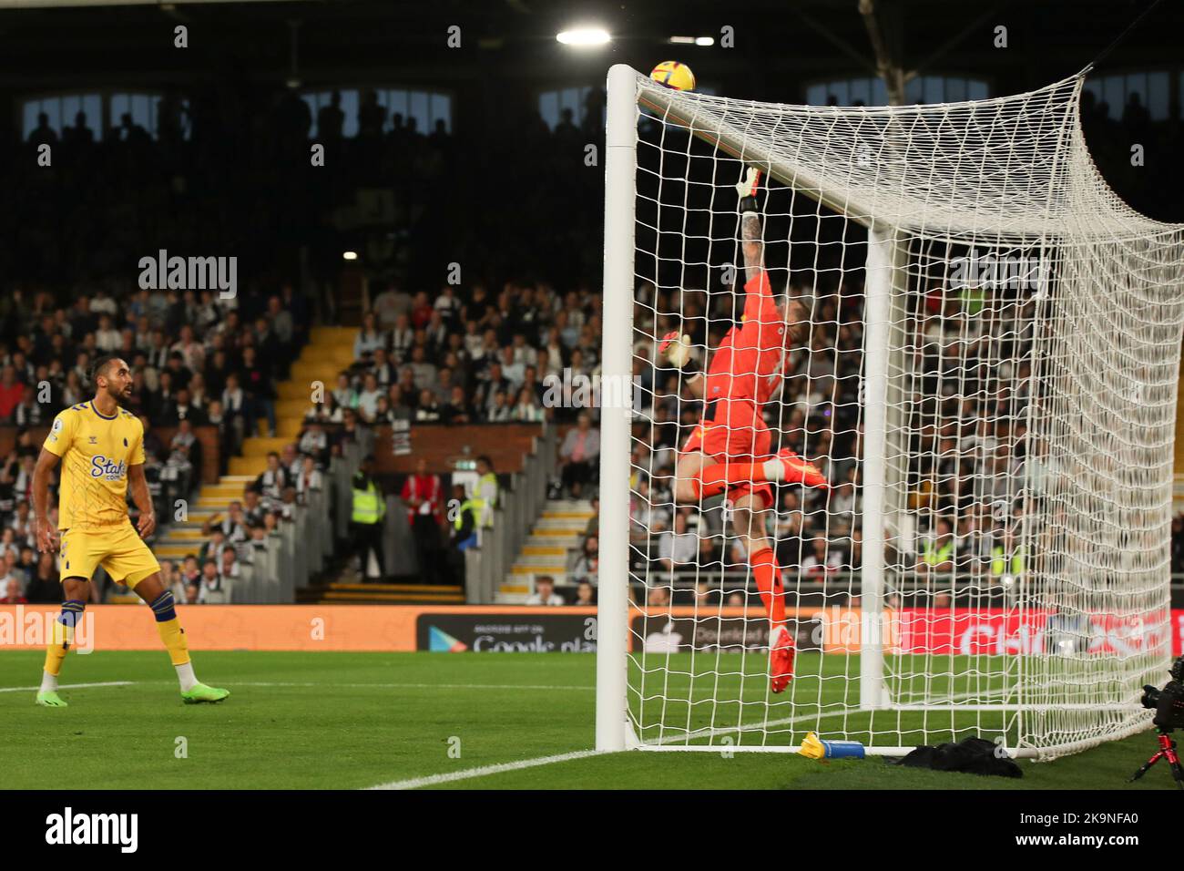 Football soccer header flying hi-res stock photography and images - Alamy