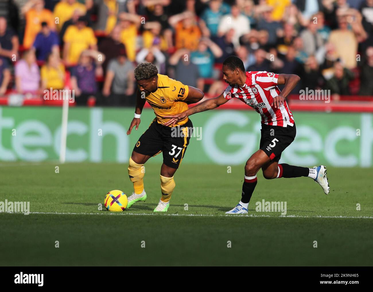 Adama traore wolves 2022 hi-res stock photography and images - Alamy