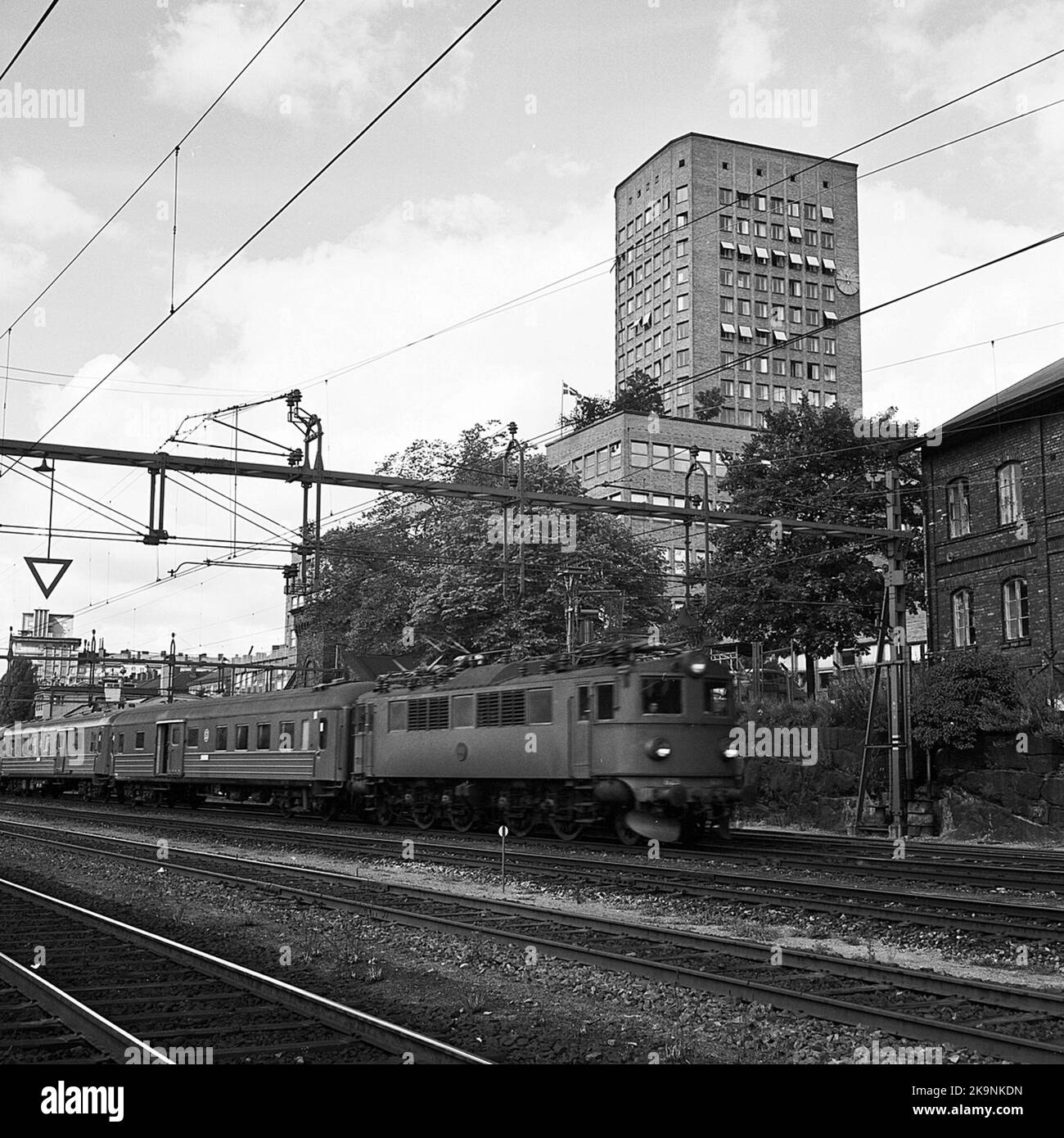 State Railways SJ F 629, with two combined 2nd class and luggage wagons ...