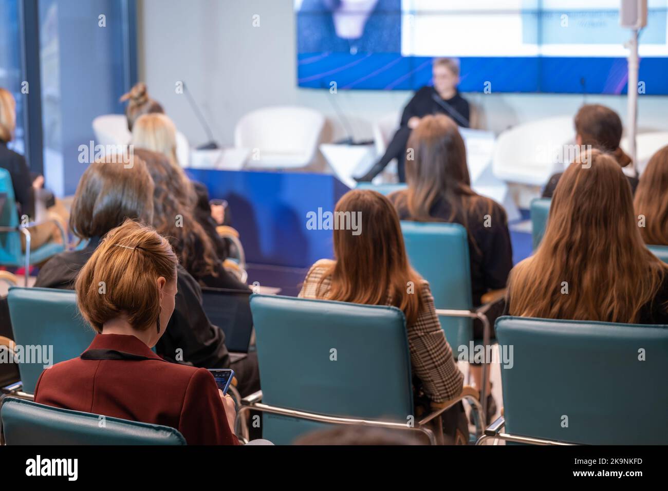 Business seminar female speaker hi-res stock photography and images - Alamy