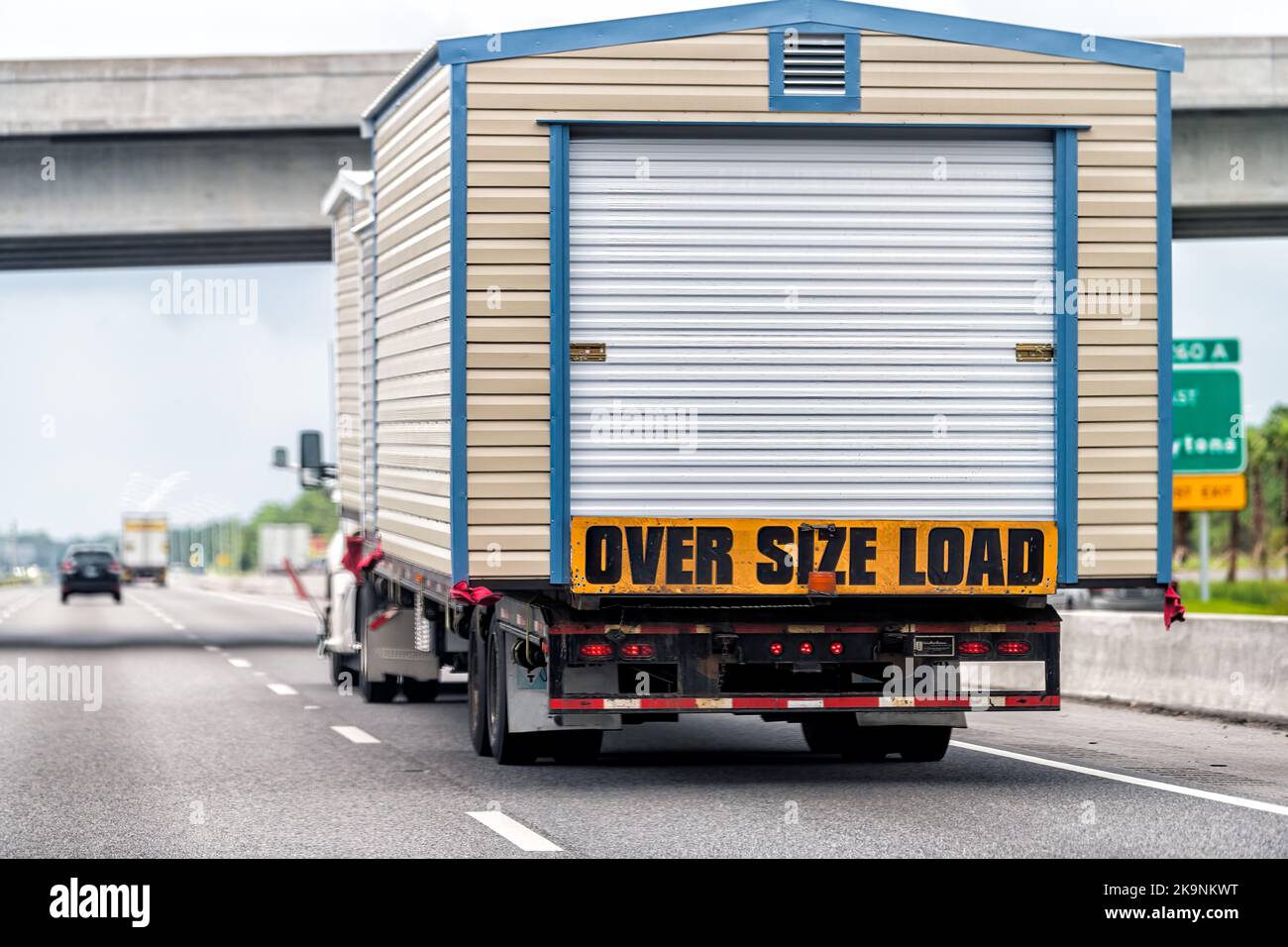 Truck hauling house hi-res stock photography and images - Alamy