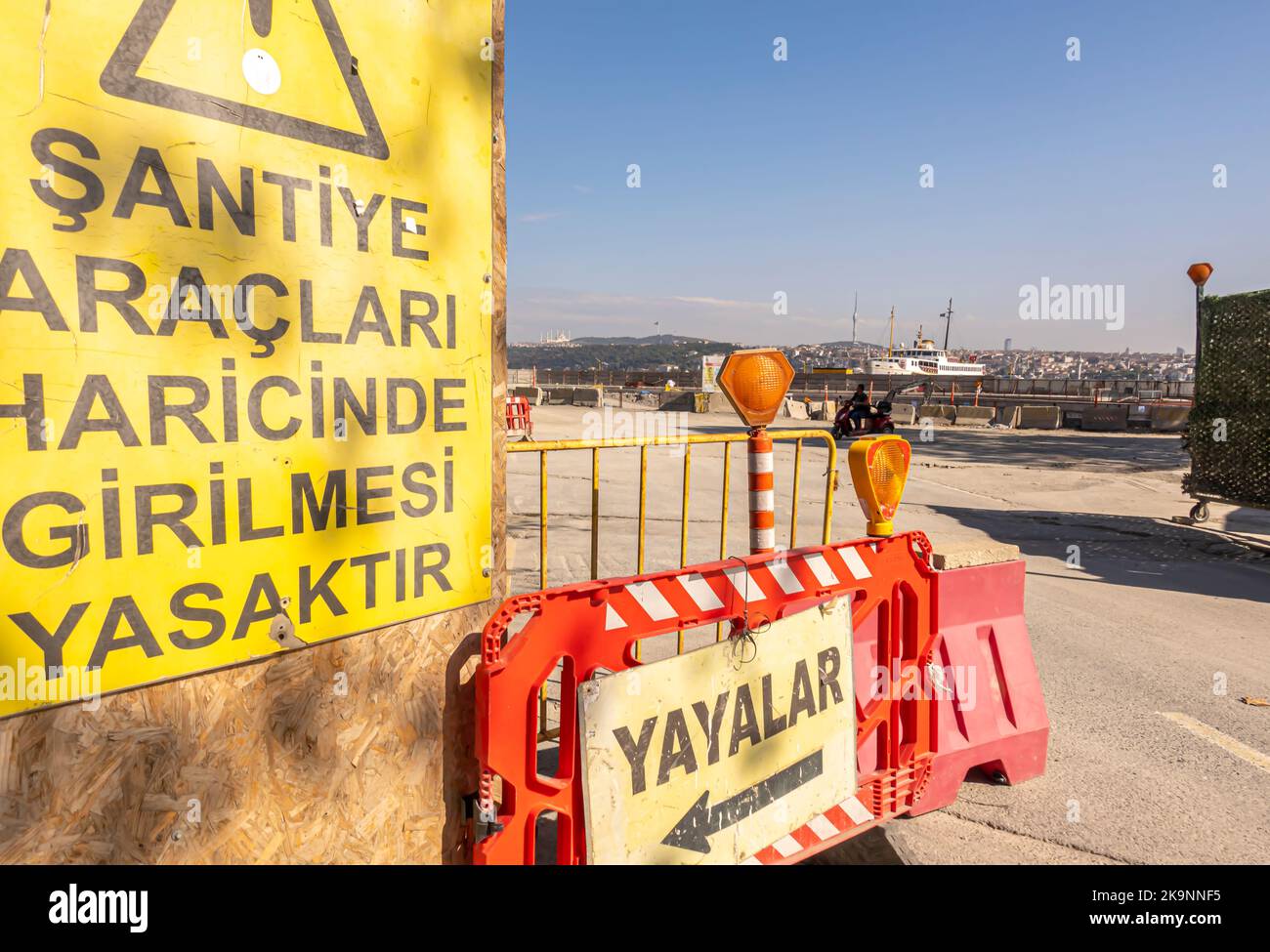 Sign in Turkish "Entrane to the construction site is forbidden ...