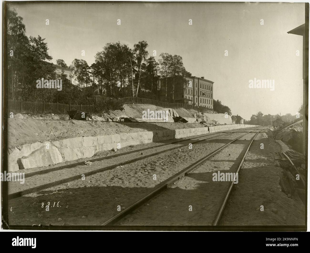 Support walls between Stockholm Västerås Bergslagen, SVB and SJ tracks ...