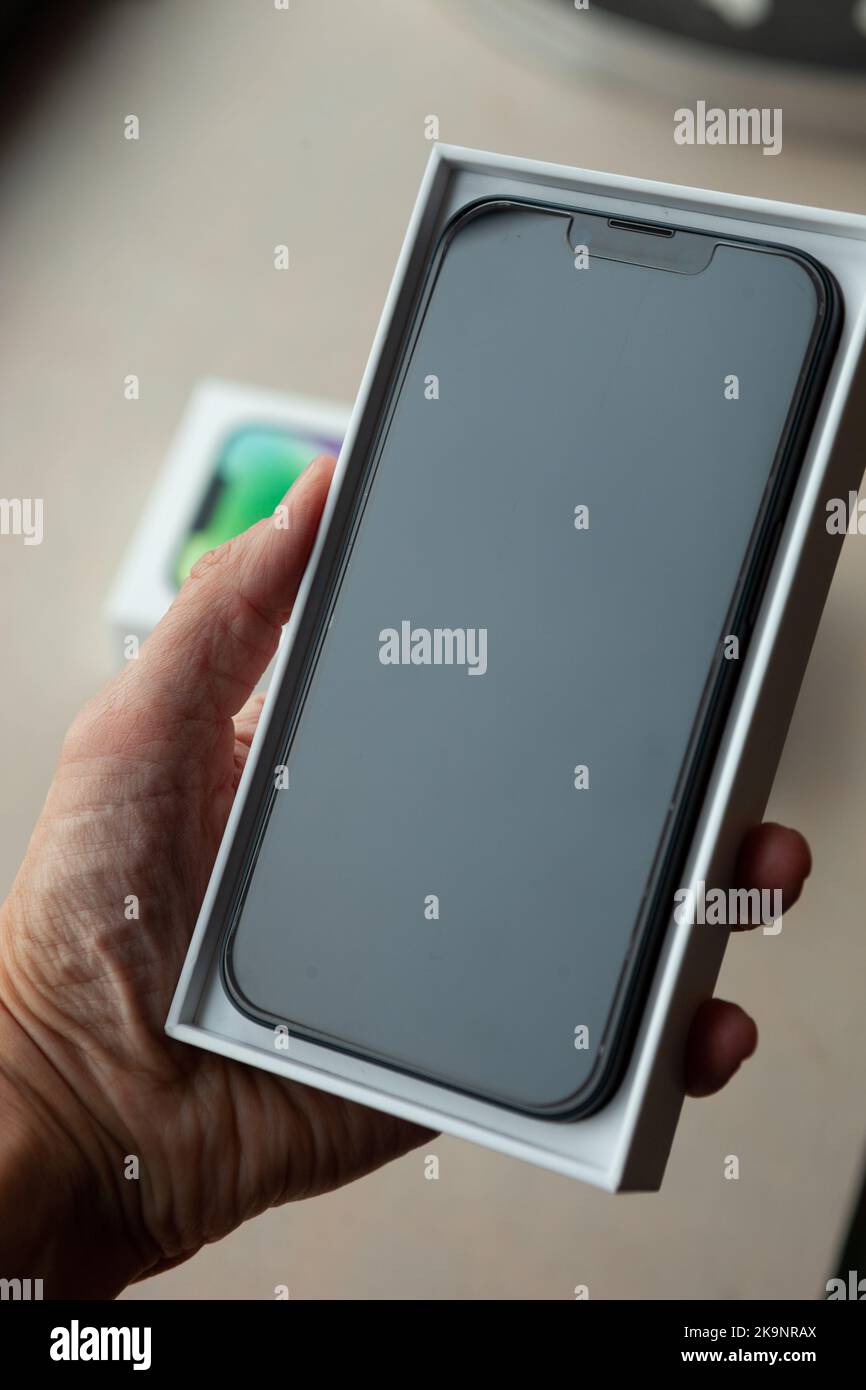 Iphone 16 purchase hi-res stock photography and images - Alamy