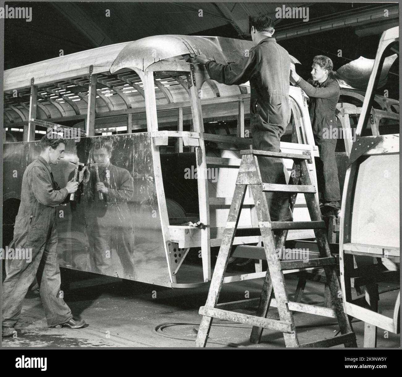 Body worker dresses the steel frame Stock Photo - Alamy